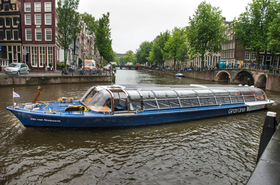 First canal boat in Amsterdam goes electric - EST-Floattech